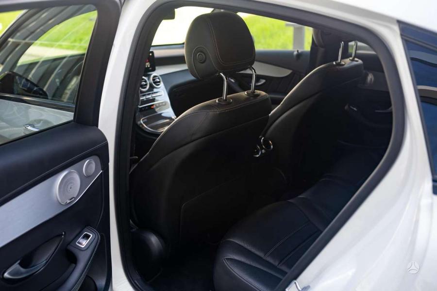 Balts Mercedes-Benz GLC 43 AMG 2020 Viļņa, ar dzinēja tilpumu 3.00 L un nobraukumu 74 tūkst. km par 42500 €, foto 20 vietnē AUTOMOTO.COM.LV