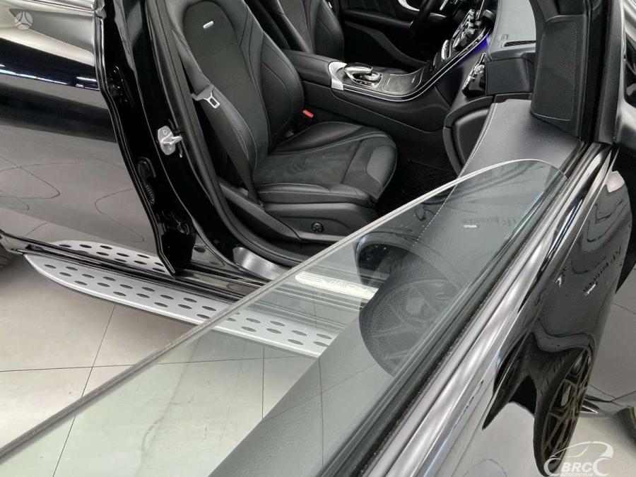 Черный Мерседес GLC 63 AMG 2019 в Вильнюс, объемом двигателя 3.98 л и пробегом 67 тыс. км за 38900 €, фото 13 на AUTOMOTO.COM.LV