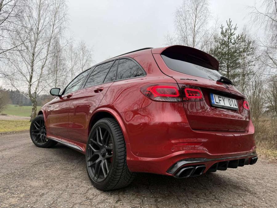 Red Mercedes-Benz GLC 63 AMG 2020 in Vilnius, with an engine capacity of 4.00 L and mileage of 67 thousand km for 56900 €, photo 4 on AUTOMOTO.COM.LV