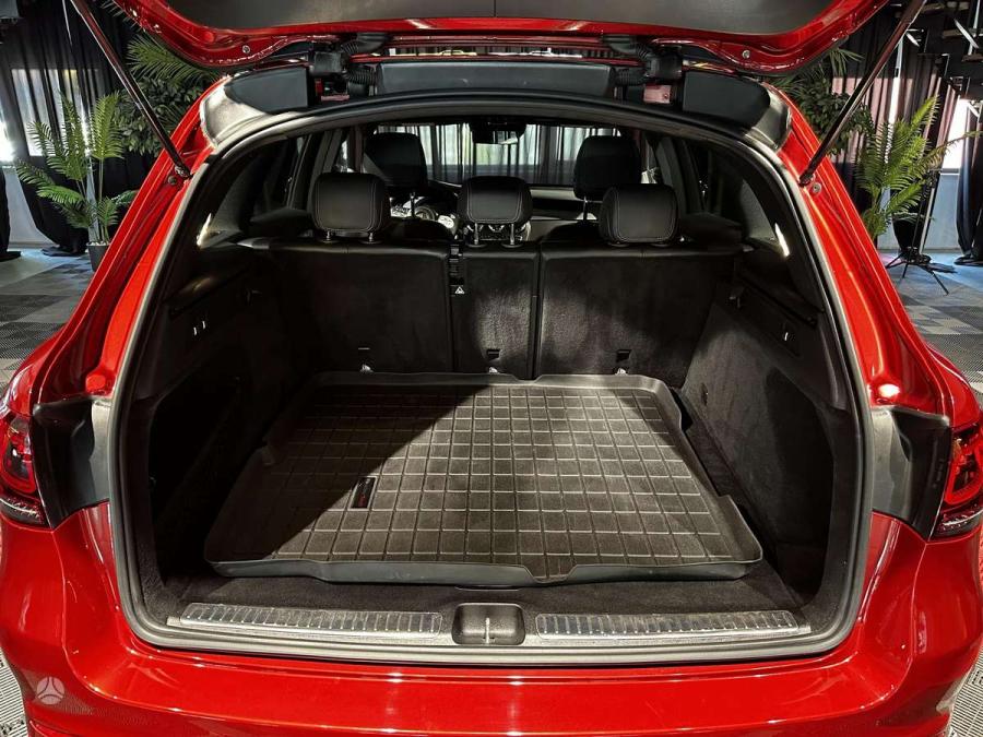 Sarkans Mercedes-Benz GLC 63 AMG 2020 Viļņa, ar dzinēja tilpumu 3.98 L un nobraukumu 70 tūkst. km par 51900 €, foto 8 vietnē AUTOMOTO.COM.LV