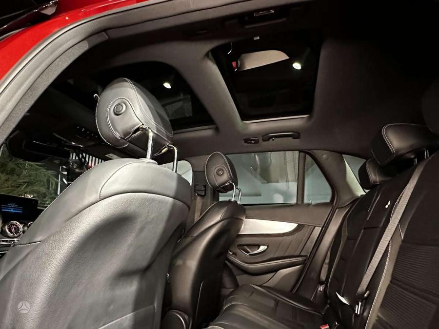 Sarkans Mercedes-Benz GLC 63 AMG 2020 Viļņa, ar dzinēja tilpumu 3.98 L un nobraukumu 70 tūkst. km par 51900 €, foto 14 vietnē AUTOMOTO.COM.LV