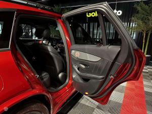 Sarkans Mercedes-Benz GLC 63 AMG 2020 Viļņa, ar dzinēja tilpumu 3.98 L un nobraukumu 70 tūkst. km par 51900 €, foto 15 vietnē AUTOMOTO.COM.LV