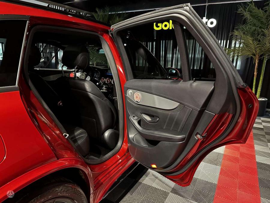 Sarkans Mercedes-Benz GLC 63 AMG 2020 Viļņa, ar dzinēja tilpumu 3.98 L un nobraukumu 70 tūkst. km par 51900 €, foto 15 vietnē AUTOMOTO.COM.LV