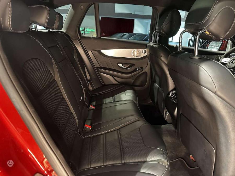 Sarkans Mercedes-Benz GLC 63 AMG 2020 Viļņa, ar dzinēja tilpumu 3.98 L un nobraukumu 70 tūkst. km par 51900 €, foto 16 vietnē AUTOMOTO.COM.LV