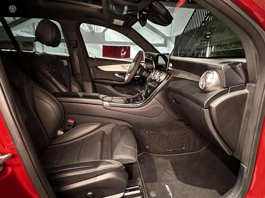 Sarkans Mercedes-Benz GLC 63 AMG 2020 Viļņa, ar dzinēja tilpumu 3.98 L un nobraukumu 70 tūkst. km par 51900 €, foto 18 vietnē AUTOMOTO.COM.LV