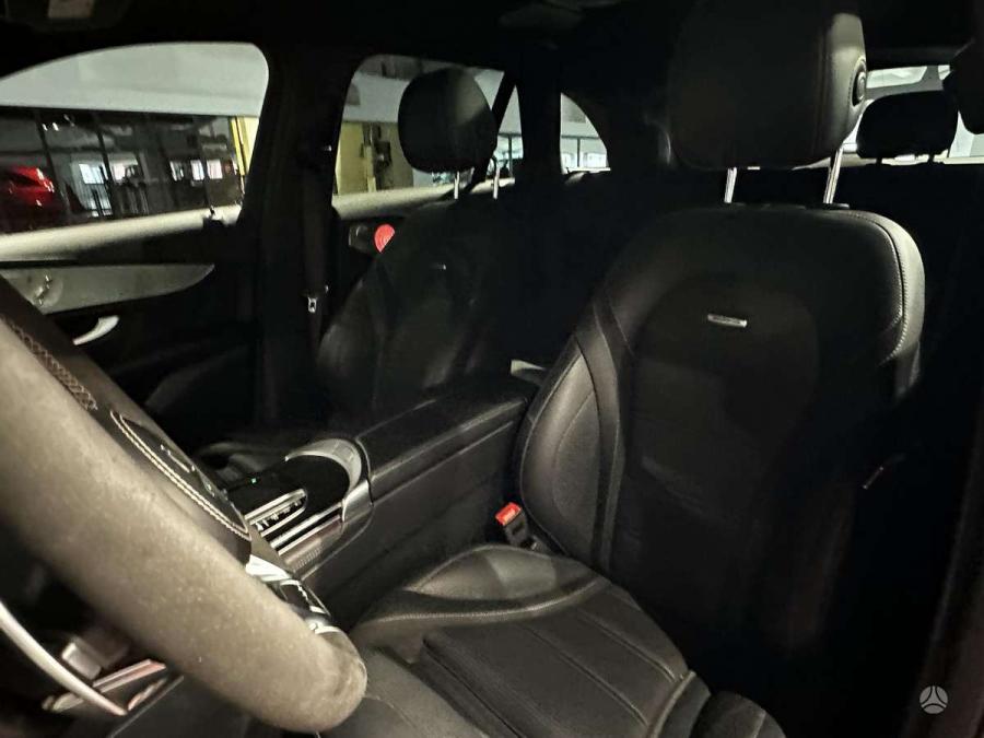 Sarkans Mercedes-Benz GLC 63 AMG 2020 Viļņa, ar dzinēja tilpumu 3.98 L un nobraukumu 70 tūkst. km par 51900 €, foto 22 vietnē AUTOMOTO.COM.LV