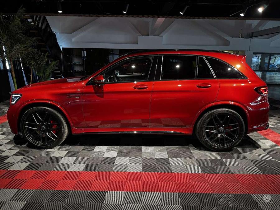 Sarkans Mercedes-Benz GLC 63 AMG 2020 Viļņa, ar dzinēja tilpumu 3.98 L un nobraukumu 70 tūkst. km par 51900 €, foto 24 vietnē AUTOMOTO.COM.LV