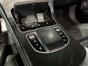 Sarkans Mercedes-Benz GLC 63 AMG 2020 Viļņa, ar dzinēja tilpumu 3.98 L un nobraukumu 70 tūkst. km par 51900 €, foto 35 vietnē AUTOMOTO.COM.LV