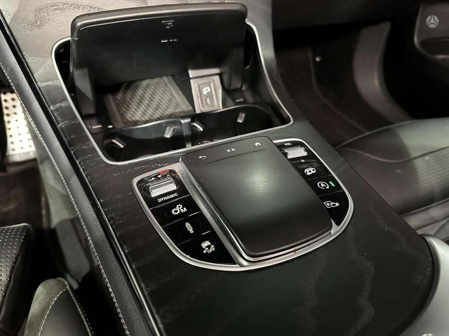 Sarkans Mercedes-Benz GLC 63 AMG 2020 Viļņa, ar dzinēja tilpumu 3.98 L un nobraukumu 70 tūkst. km par 51900 €, foto 35 vietnē AUTOMOTO.COM.LV