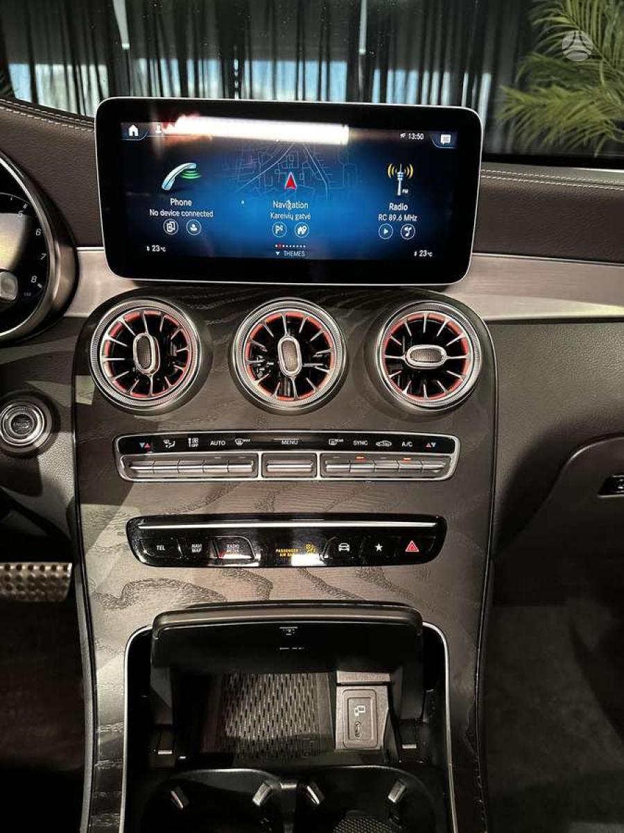 Sarkans Mercedes-Benz GLC 63 AMG 2020 Viļņa, ar dzinēja tilpumu 3.98 L un nobraukumu 70 tūkst. km par 51900 €, foto 38 vietnē AUTOMOTO.COM.LV
