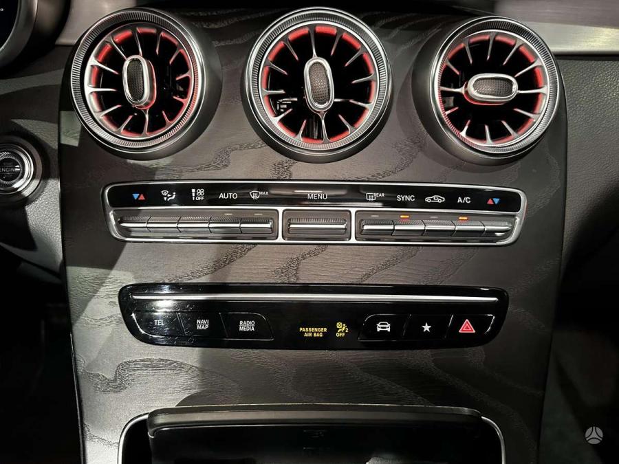 Sarkans Mercedes-Benz GLC 63 AMG 2020 Viļņa, ar dzinēja tilpumu 3.98 L un nobraukumu 70 tūkst. km par 51900 €, foto 39 vietnē AUTOMOTO.COM.LV