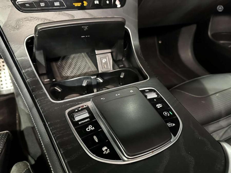 Sarkans Mercedes-Benz GLC 63 AMG 2020 Viļņa, ar dzinēja tilpumu 3.98 L un nobraukumu 70 tūkst. km par 51900 €, foto 41 vietnē AUTOMOTO.COM.LV