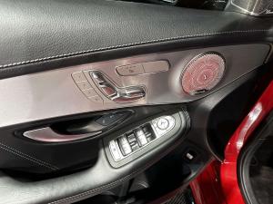 Sarkans Mercedes-Benz GLC 63 AMG 2020 Viļņa, ar dzinēja tilpumu 3.98 L un nobraukumu 70 tūkst. km par 51900 €, foto 43 vietnē AUTOMOTO.COM.LV