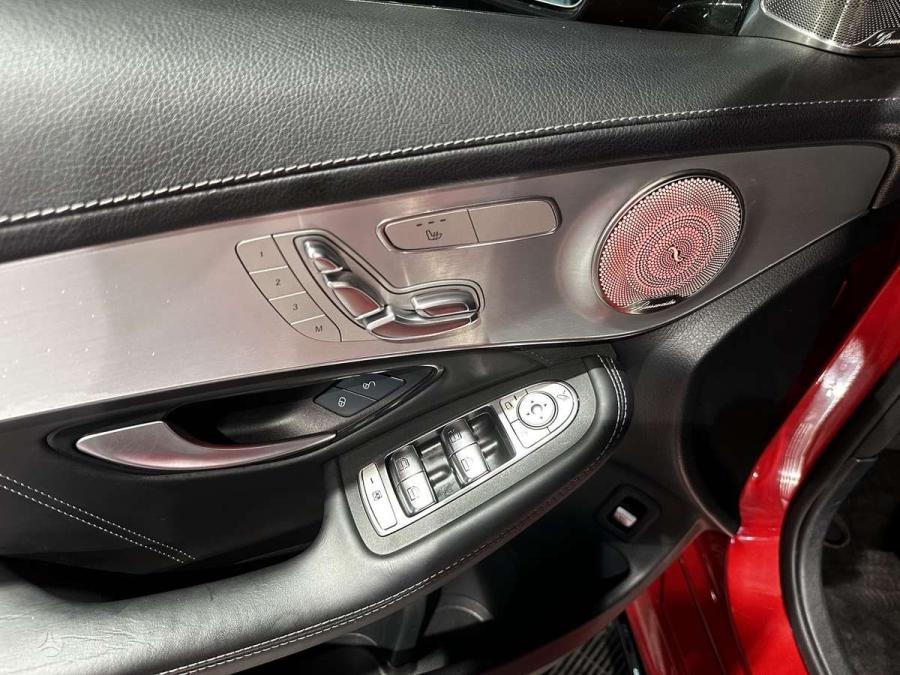 Sarkans Mercedes-Benz GLC 63 AMG 2020 Viļņa, ar dzinēja tilpumu 3.98 L un nobraukumu 70 tūkst. km par 51900 €, foto 43 vietnē AUTOMOTO.COM.LV