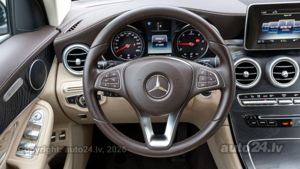Melns Mercedes-Benz GLC-Class 2017 Tallina, ar dzinēja tilpumu 2.10 L un nobraukumu 211 tūkst. km par 19900 €, foto 8 vietnē AUTOMOTO.COM.LV