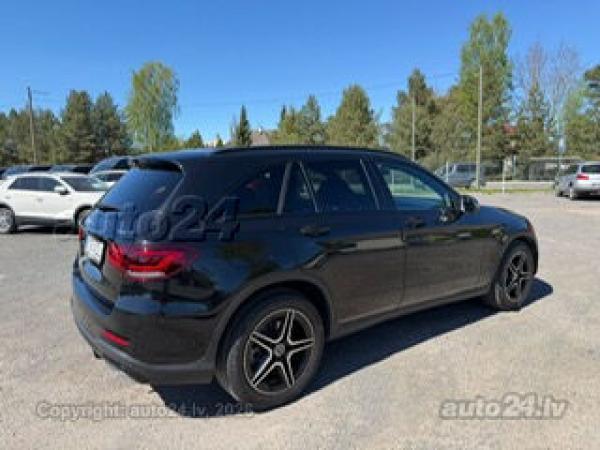 Melns Mercedes-Benz GLC-Class 2022 Tallina, ar dzinēja tilpumu 2.00 L un nobraukumu 62 tūkst. km par 38000 €, foto 4 vietnē AUTOMOTO.COM.LV