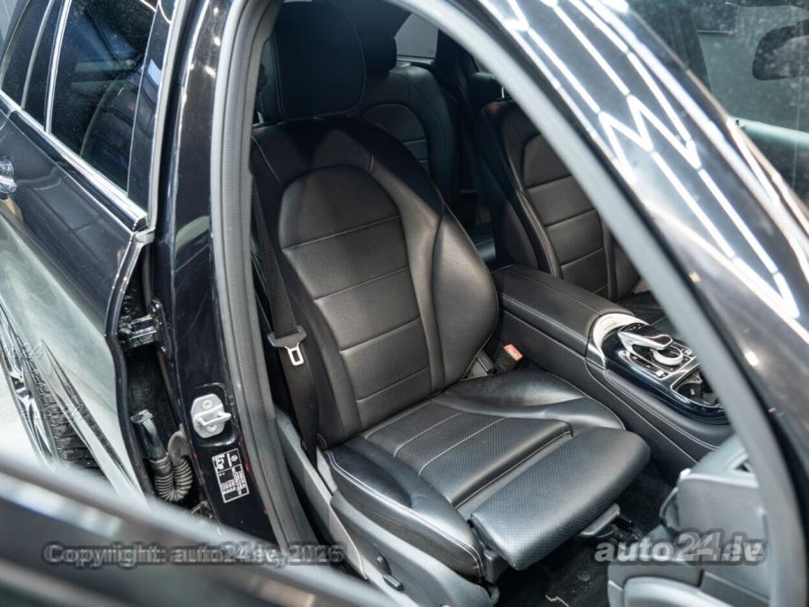 Black Mercedes-Benz GLC-Class 2016 in Tallinn, with an engine capacity of 2.10 L and mileage of 160 thousand km for 24895 €, photo 9 on AUTOMOTO.COM.LV