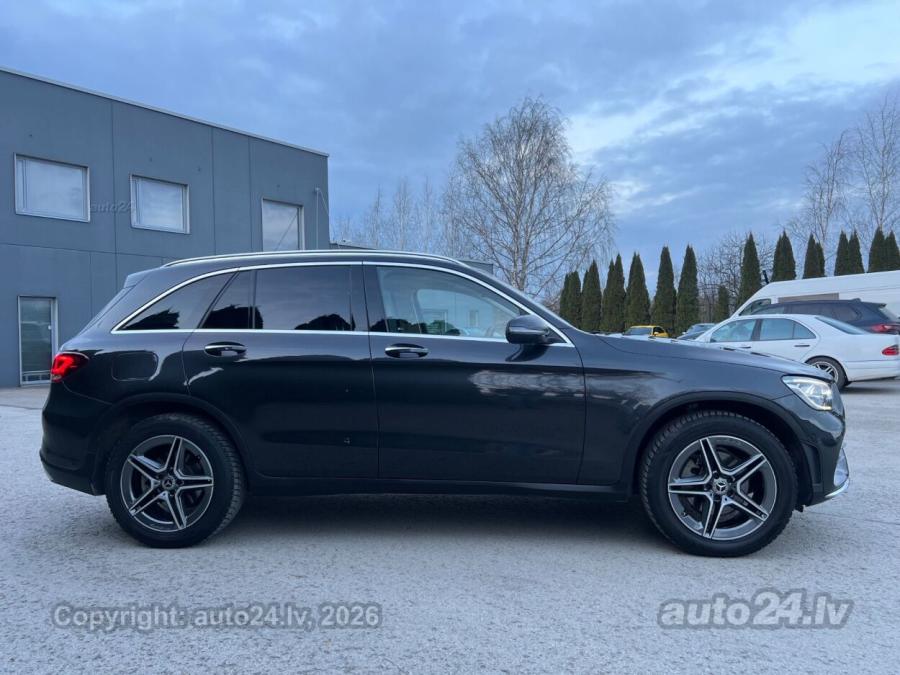 Pelēks Mercedes-Benz GLC-Class 2021 Tallina, ar dzinēja tilpumu 2.00 L un nobraukumu 53 tūkst. km par 39900 €, foto 3 vietnē AUTOMOTO.COM.LV