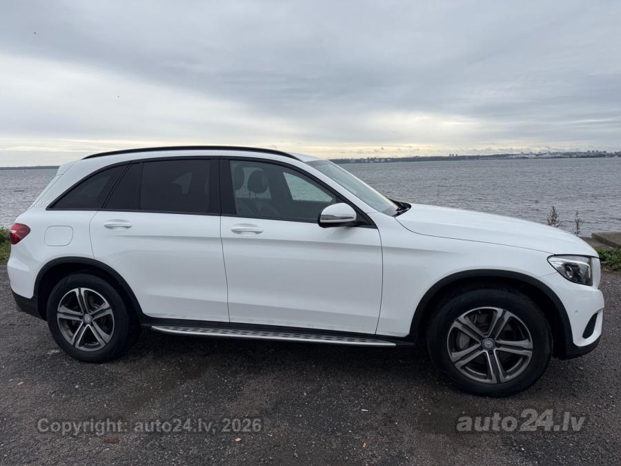 White Mercedes-Benz GLC-Class 2016 in Tallinn, with an engine capacity of 2.10 L and mileage of 269 thousand km for 19990 €, photo 7 on AUTOMOTO.COM.LV