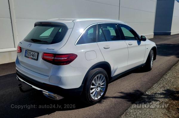 White Mercedes-Benz GLC-Class 2017 in Tallinn, with an engine capacity of 2.00 L and mileage of 194 thousand km for 15900 €, photo 5 on AUTOMOTO.COM.LV