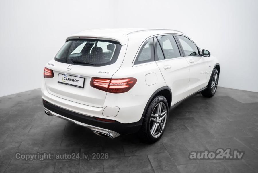 White Mercedes-Benz GLC-Class 2017 in Tallinn, with an engine capacity of 2.00 L and mileage of 158 thousand km for 17999 €, photo 4 on AUTOMOTO.COM.LV
