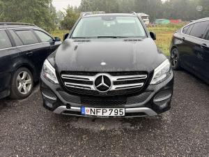 Black Mercedes-Benz gle-250 2015 in Sirvintos, with an engine capacity of 2.14 L and mileage of 370 thousand km for 12499 €, photo 3 on AUTOMOTO.COM.LV