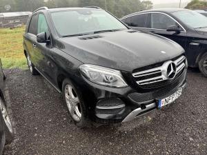 Black Mercedes-Benz gle-250 2015 in Sirvintos, with an engine capacity of 2.14 L and mileage of 370 thousand km for 12499 €, photo 4 on AUTOMOTO.COM.LV