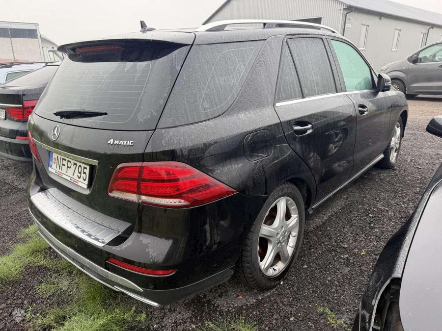 Black Mercedes-Benz gle-250 2015 in Sirvintos, with an engine capacity of 2.14 L and mileage of 370 thousand km for 12499 €, photo 5 on AUTOMOTO.COM.LV