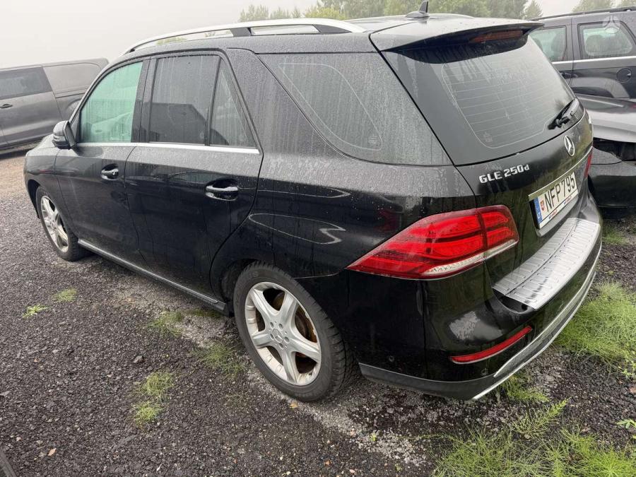 Black Mercedes-Benz gle-250 2015 in Sirvintos, with an engine capacity of 2.14 L and mileage of 370 thousand km for 12499 €, photo 6 on AUTOMOTO.COM.LV