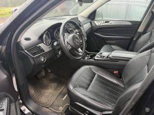 Black Mercedes-Benz gle-250 2015 in Sirvintos, with an engine capacity of 2.14 L and mileage of 370 thousand km for 12499 €, photo 7 on AUTOMOTO.COM.LV