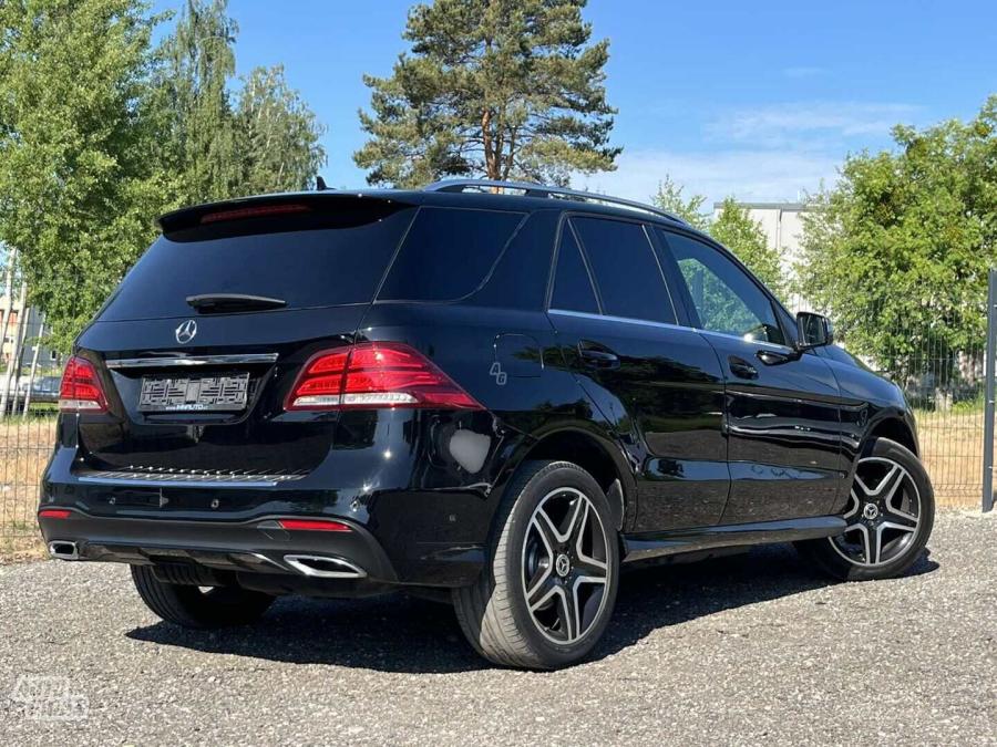 Black Mercedes-Benz gle-250 2017 in Kaunas, with an engine capacity of 2.10 L and mileage of 214 thousand km for 23350 €, photo 4 on AUTOMOTO.COM.LV