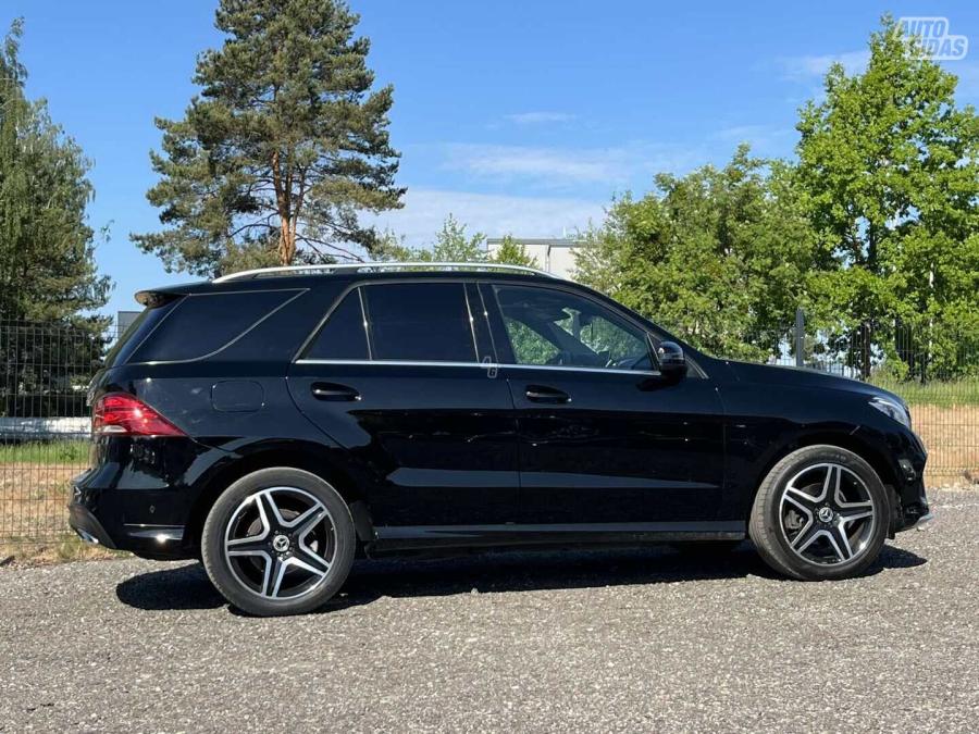 Black Mercedes-Benz gle-250 2017 in Kaunas, with an engine capacity of 2.10 L and mileage of 214 thousand km for 23350 €, photo 6 on AUTOMOTO.COM.LV