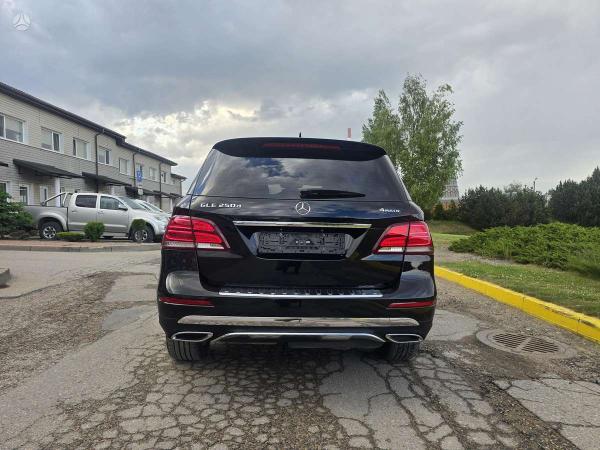 Black Mercedes-Benz gle-250 2018 in Vilnius, with an engine capacity of 0.00 L and mileage of 312 thousand km for 17999 €, photo 5 on AUTOMOTO.COM.LV