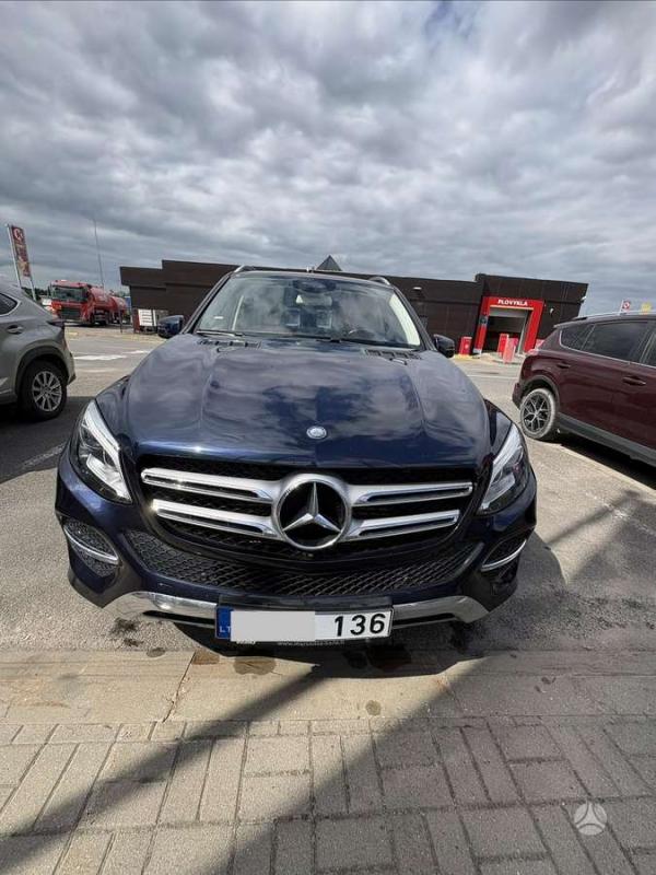 Blue Mercedes-Benz gle-250 2016 in Vilnius, with an engine capacity of 2.20 L and mileage of 261 thousand km for 16600 €, photo 4 on AUTOMOTO.COM.LV