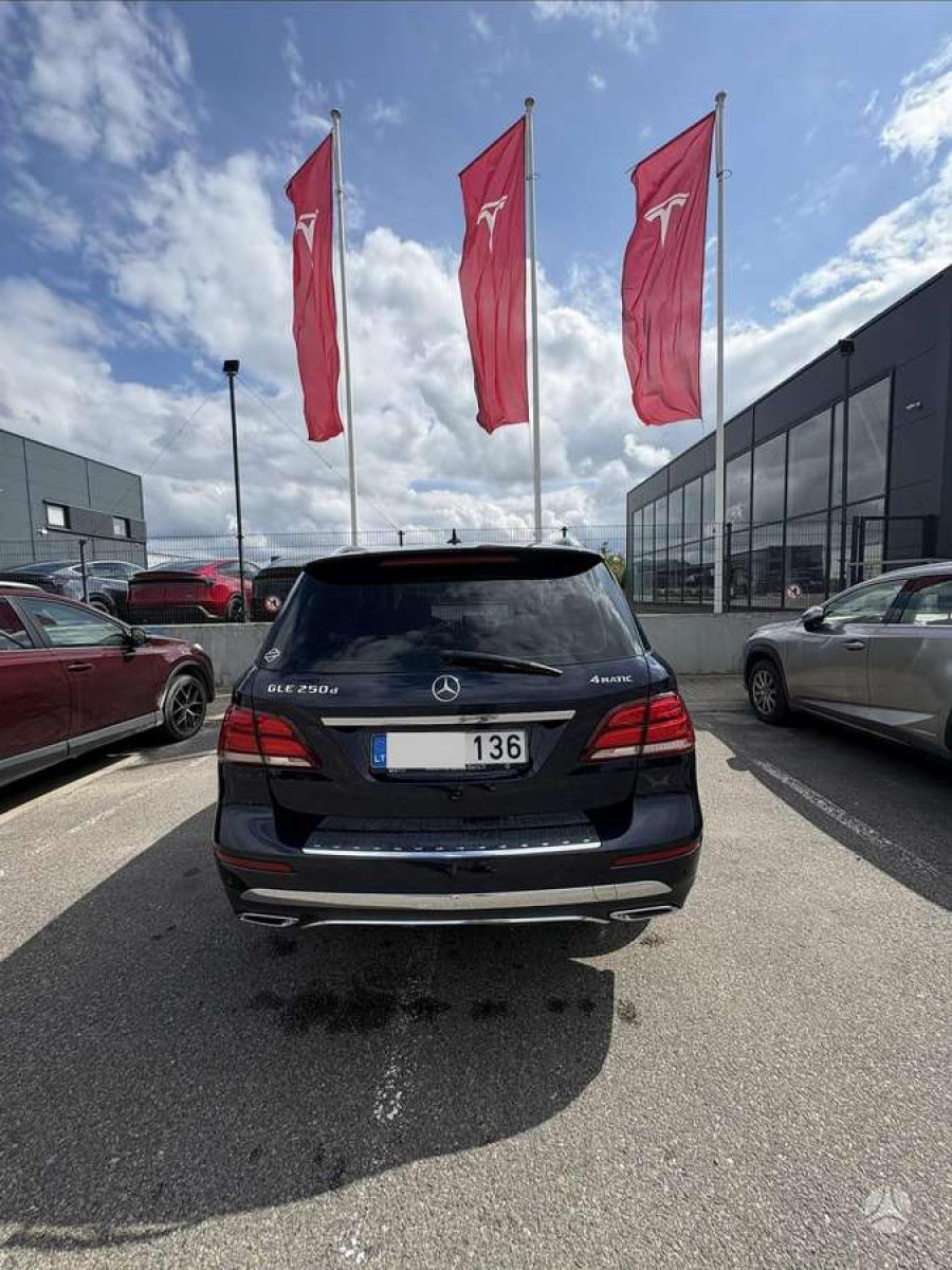 Zils Mercedes-Benz gle-250 2016 Viļņa, ar dzinēja tilpumu 2.20 L un nobraukumu 261 tūkst. km par 16600 €, foto 9 vietnē AUTOMOTO.COM.LV