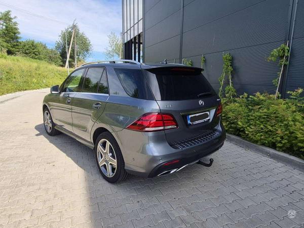 Grey Mercedes-Benz gle-250 2017 in Vilnius, with an engine capacity of 2.14 L and mileage of 260 thousand km for 23500 €, photo 3 on AUTOMOTO.COM.LV