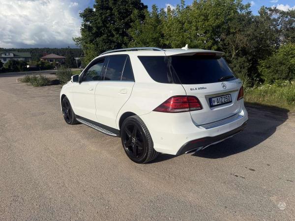 Balts Mercedes-Benz gle-250 2017 Kauņa, ar dzinēja tilpumu 2.14 L un nobraukumu 151 tūkst. km par 22000 €, foto 5 vietnē AUTOMOTO.COM.LV