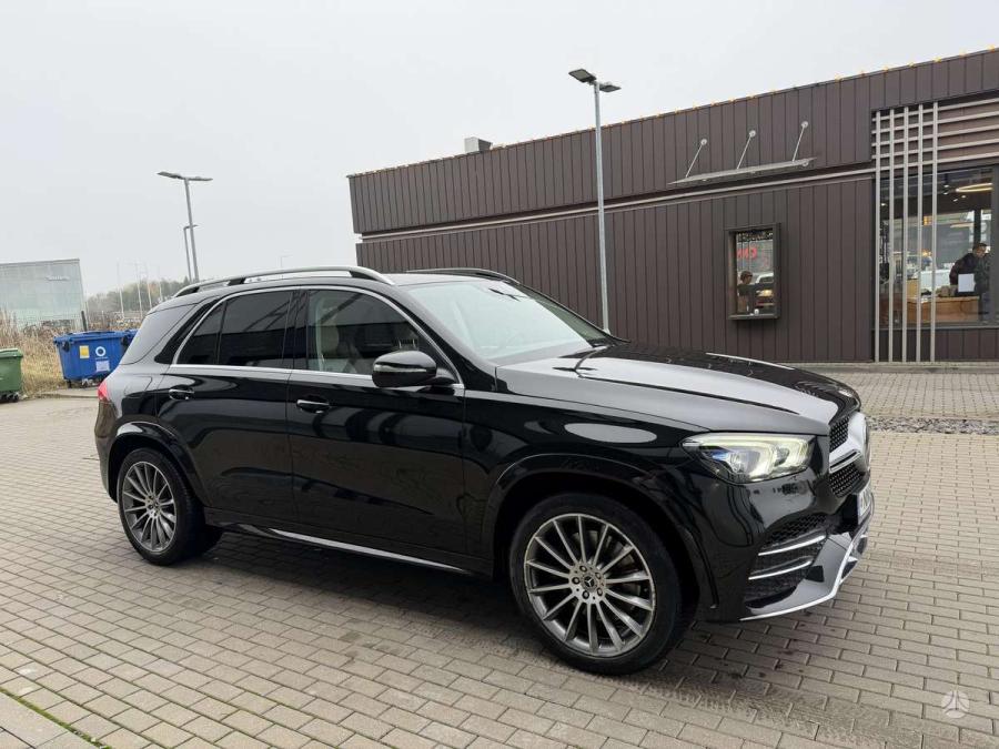 Black Mercedes-Benz GLE 300 2019 in Kaunas, with an engine capacity of 1.95 L and mileage of 231 thousand km for 42000 €, photo 4 on AUTOMOTO.COM.LV