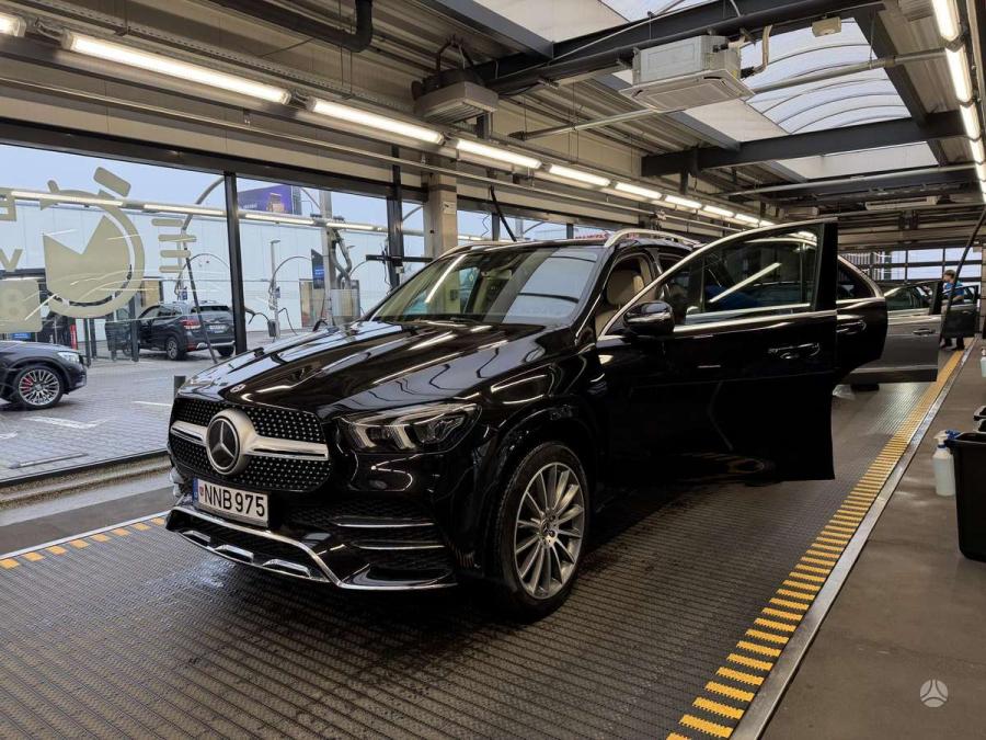 Black Mercedes-Benz GLE 300 2019 in Kaunas, with an engine capacity of 1.95 L and mileage of 231 thousand km for 42000 €, photo 26 on AUTOMOTO.COM.LV