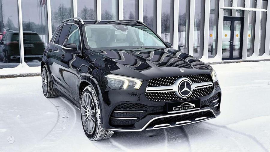 Black Mercedes-Benz GLE 300 2019 in Vilnius, with an engine capacity of 1.95 L and mileage of 233 thousand km for 39990 €, photo 3 on AUTOMOTO.COM.LV
