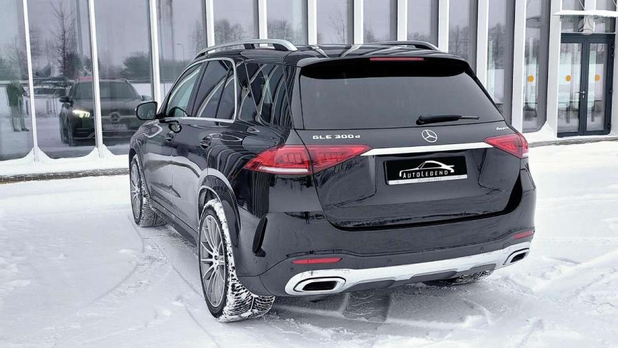 Black Mercedes-Benz GLE 300 2019 in Vilnius, with an engine capacity of 1.95 L and mileage of 233 thousand km for 39990 €, photo 4 on AUTOMOTO.COM.LV