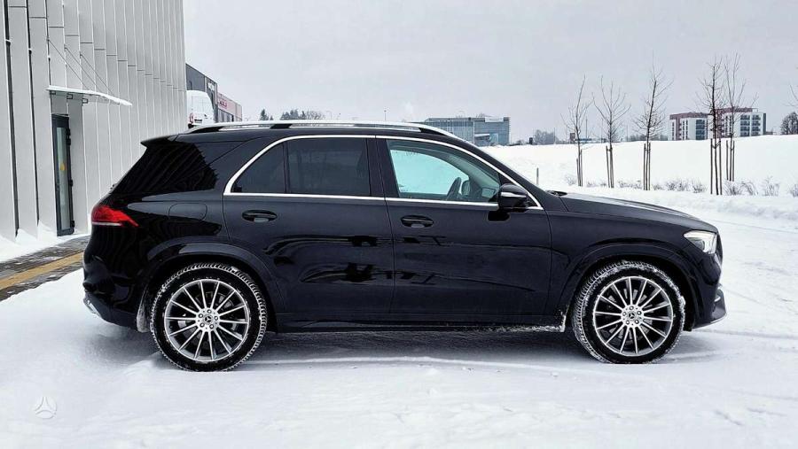 Black Mercedes-Benz GLE 300 2019 in Vilnius, with an engine capacity of 1.95 L and mileage of 233 thousand km for 39990 €, photo 8 on AUTOMOTO.COM.LV