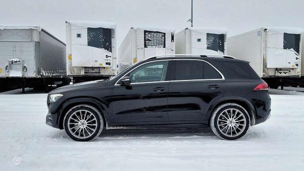 Black Mercedes-Benz GLE 300 2019 in Vilnius, with an engine capacity of 1.95 L and mileage of 233 thousand km for 41990 €, photo 6 on AUTOMOTO.COM.LV