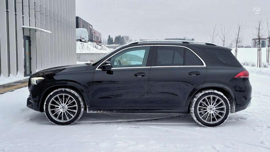 Black Mercedes-Benz GLE 300 2019 in Vilnius, with an engine capacity of 1.95 L and mileage of 233 thousand km for 35990 €, photo 7 on AUTOMOTO.COM.LV