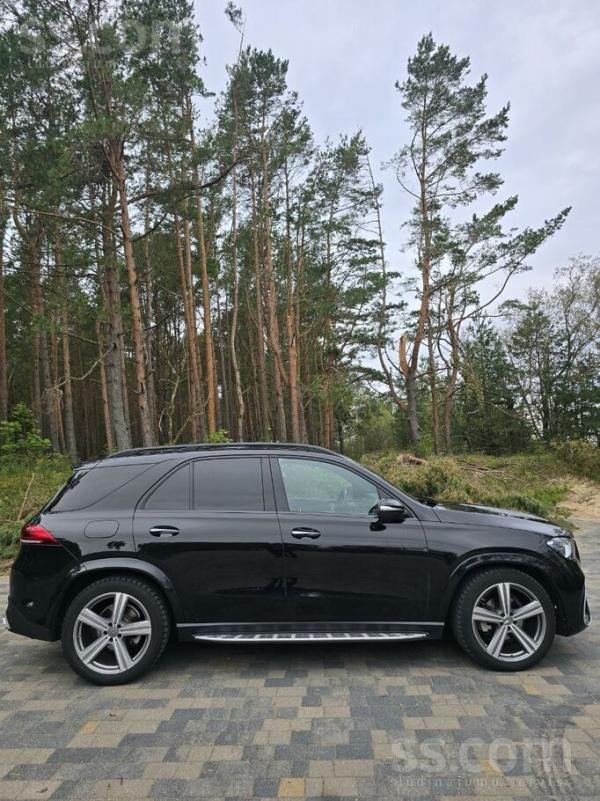 Mercedes-Benz GLE 300 2019 in Jurmala on AUTOMOTO.COM.LV Black Mercedes-Benz GLE 300 2019 in Jurmala, with an engine capacity of 2.00 L and mileage of 162 thousand km for 42000 €, photo 5 on AUTOMOTO.COM.LV