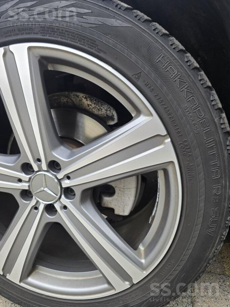 Black Mercedes-Benz GLE 300 2019 in Jurmala, with an engine capacity of 2.00 L and mileage of 162 thousand km for 42000 €, photo 13 on AUTOMOTO.COM.LV