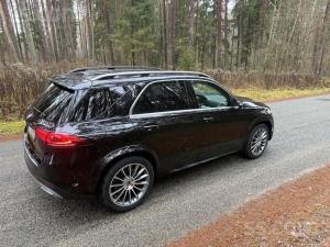 Black Mercedes-Benz GLE 300 2020 in Cesis, with an engine capacity of 2.00 L and mileage of 201 thousand km for 44850 €, photo 6 on AUTOMOTO.COM.LV