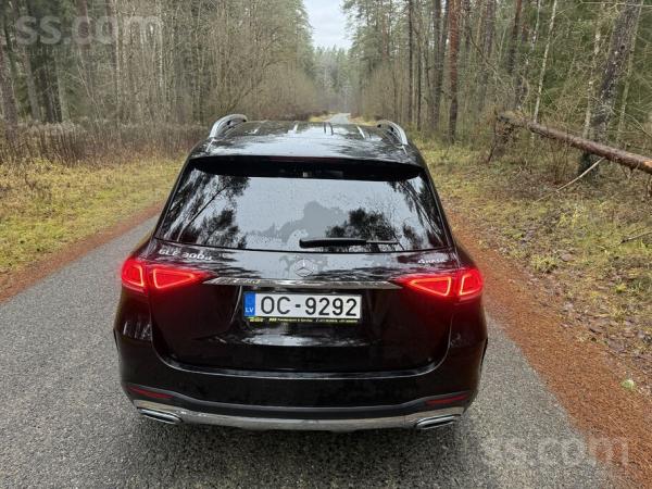 Black Mercedes-Benz GLE 300 2020 in Cesis, with an engine capacity of 2.00 L and mileage of 201 thousand km for 44850 €, photo 8 on AUTOMOTO.COM.LV