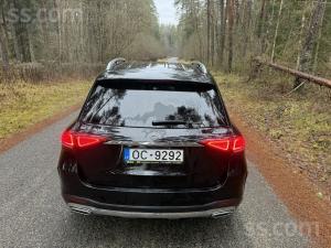 Black Mercedes-Benz GLE 300 2020 in Cesis, with an engine capacity of 2.00 L and mileage of 201 thousand km for 44850 €, photo 8 on AUTOMOTO.COM.LV