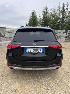 Black Mercedes-Benz GLE 300 2020 in Kaunas, with an engine capacity of 1.95 L and mileage of 186 thousand km for 37500 €, photo 7 on AUTOMOTO.COM.LV